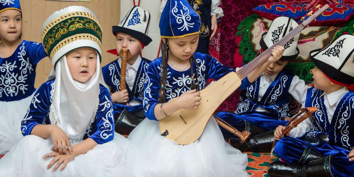 Komuz – DISCOVER KYRGYZSTAN WITH ECOTOUR